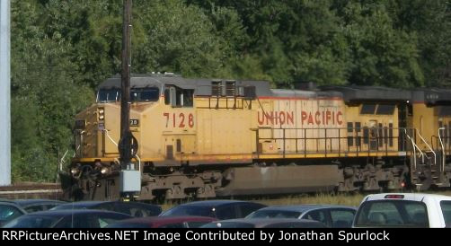 UP 7128, front and conductor's side view